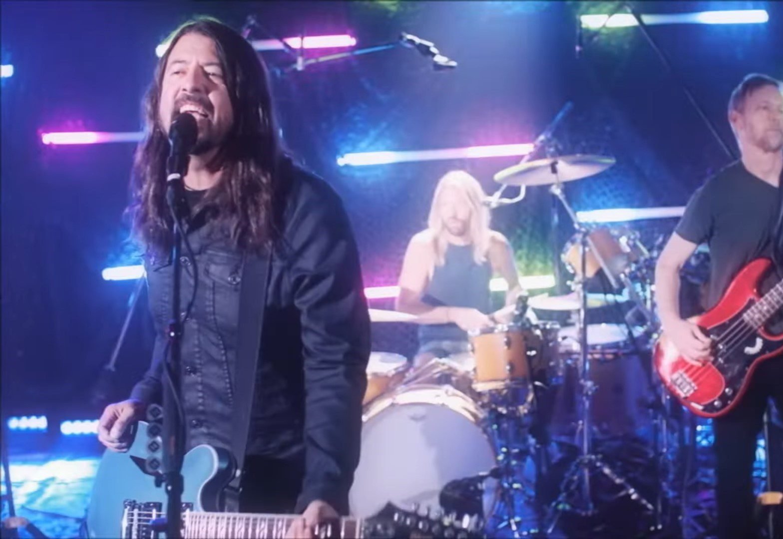 Foo Fighters: Video zu Bee-Gee-Cover ›You Should Be Dancing‹